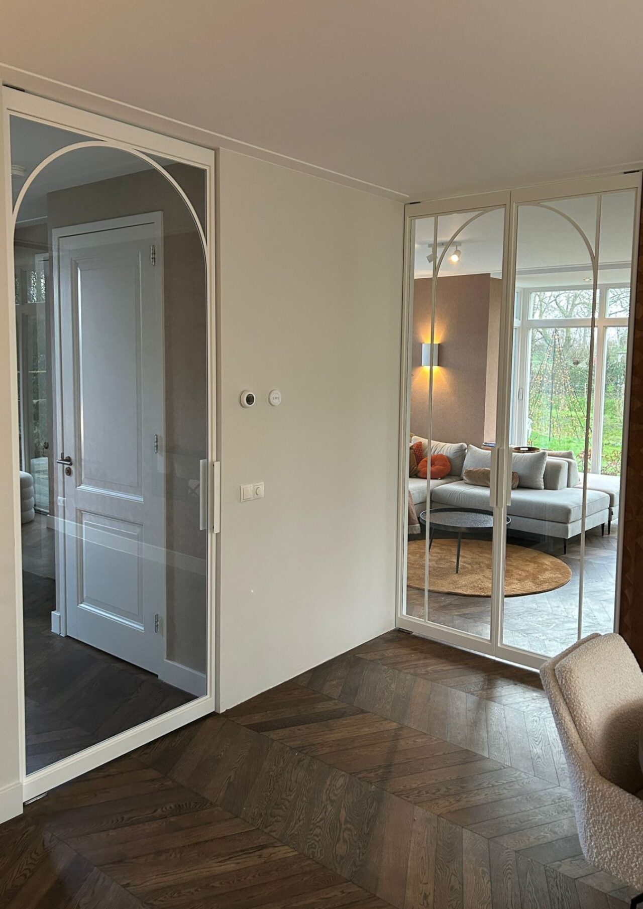 Lichte woning met maatwerk stalen taatsdeuren in wit RAL 9016 - Skygate